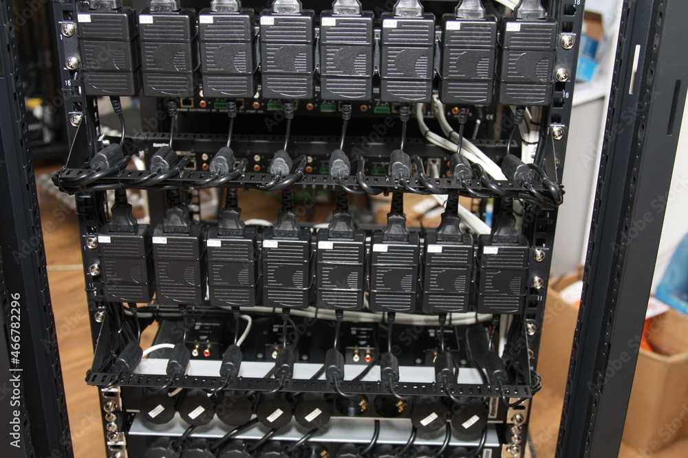 Connecting equipment using connecting cables in a telecommunications ...