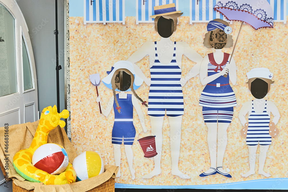 Tourist face hole board with family on beach foto de Stock | Adobe Stock