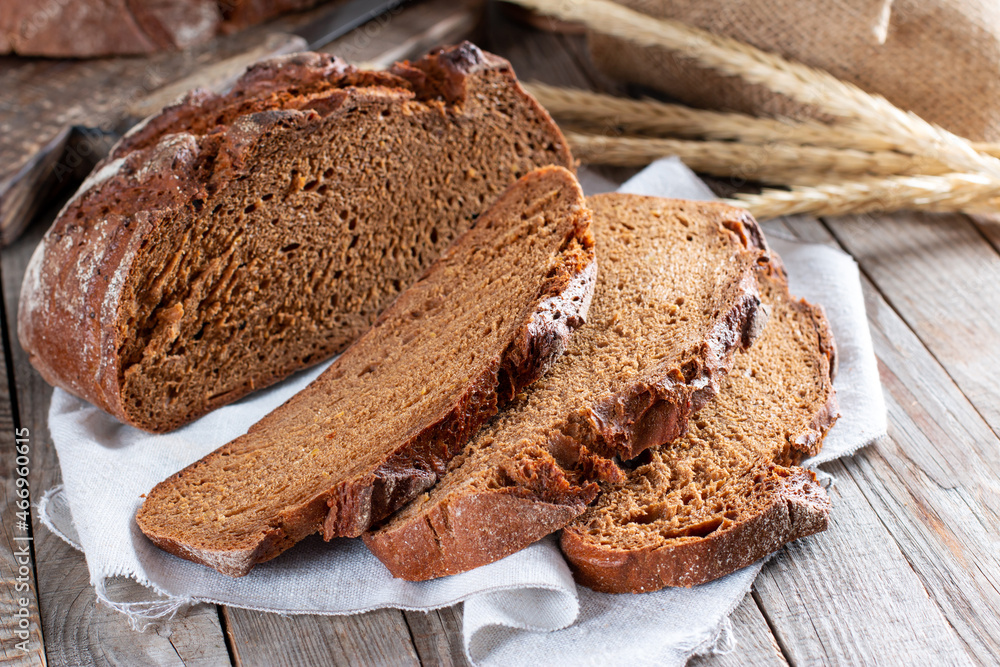 Foto de Bread, traditional sourdough bread cut into slices on a rustic ...
