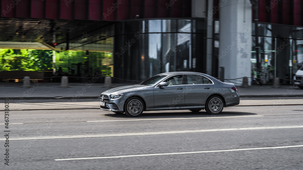 Foto de Mercedes E Class W213 Facelift on the city road. Fast moving ...