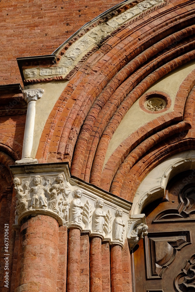 Foto de Brick portal. Access door to the gothic cathedral of Asti ...
