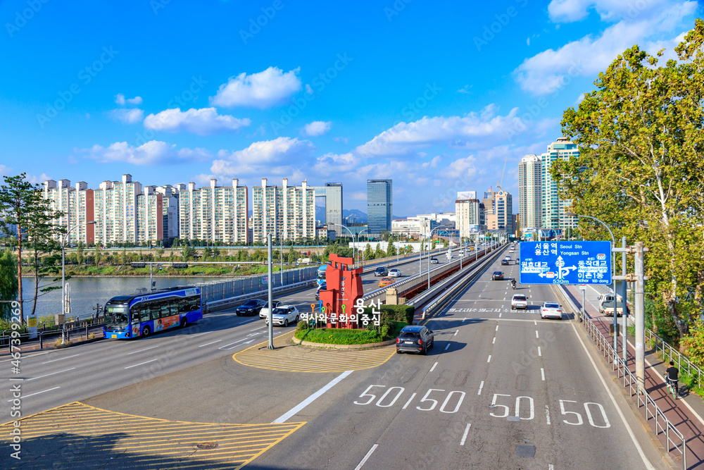 The scenery of Yongsan Hangang Bridge. Hangang Bridge and Nodeul Island ...