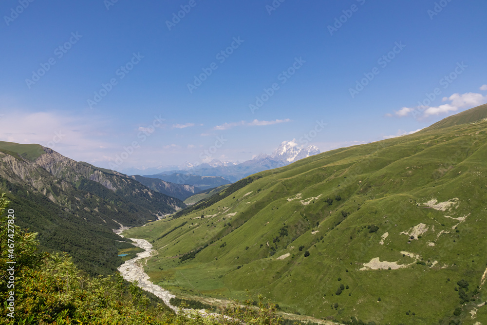 Foto de River Adishischala flowing down the a valley in the Greater ...