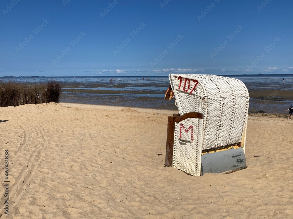 Ein Strandkorb am Strand der Nordsee in Cuxhaven ablaufenden Wasser ...