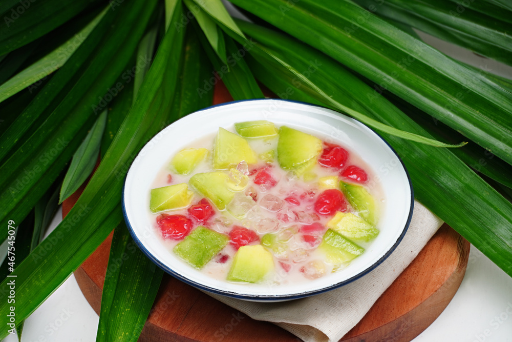 Foto de Thai dessert melon and Tub Tim Krob (Red Rubies) Topped with ...