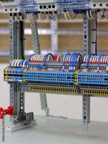 Multilevel electrical terminals for connecting loads in an electrical ...