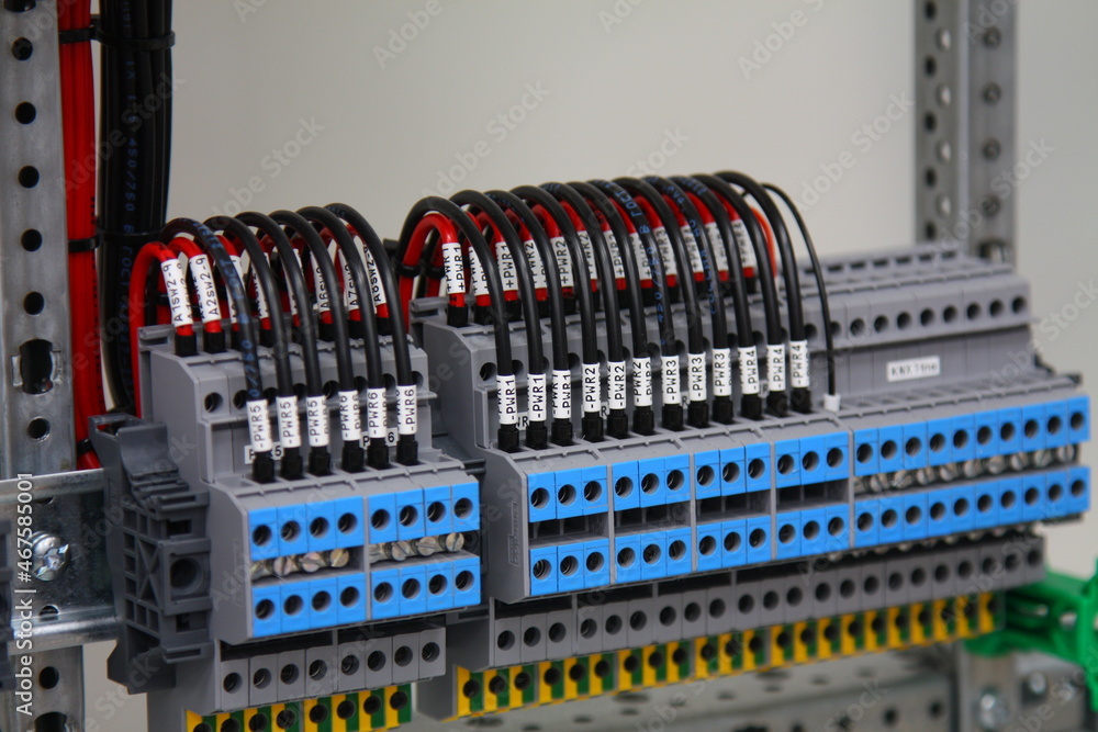 3-level electrical terminals for connecting loads in the electrical ...