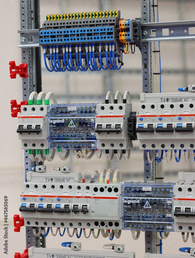 3-phase automatic current switches, bus connector wires in the ...