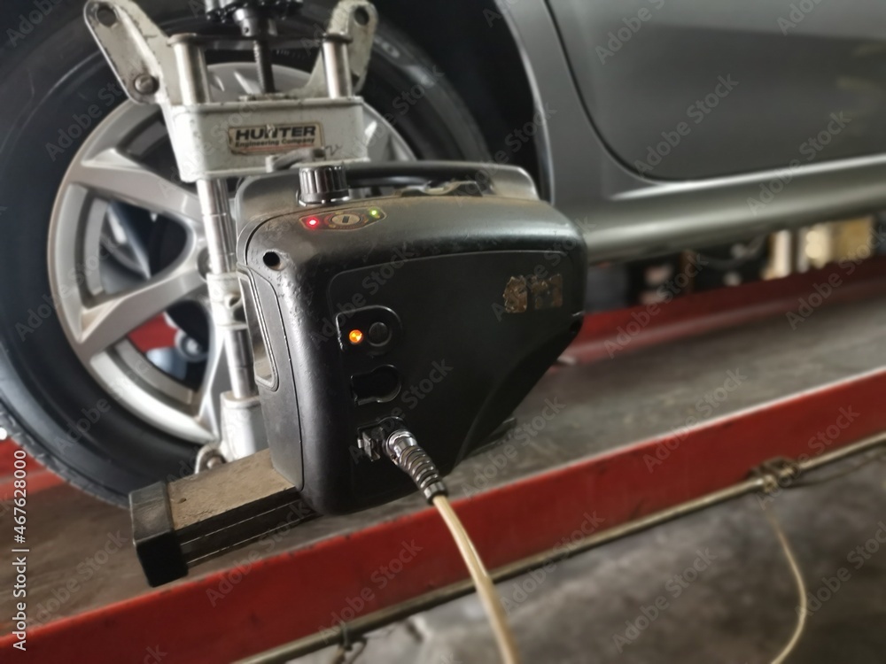 Wheel alignment machine employs diagnostic systems that are used to ...