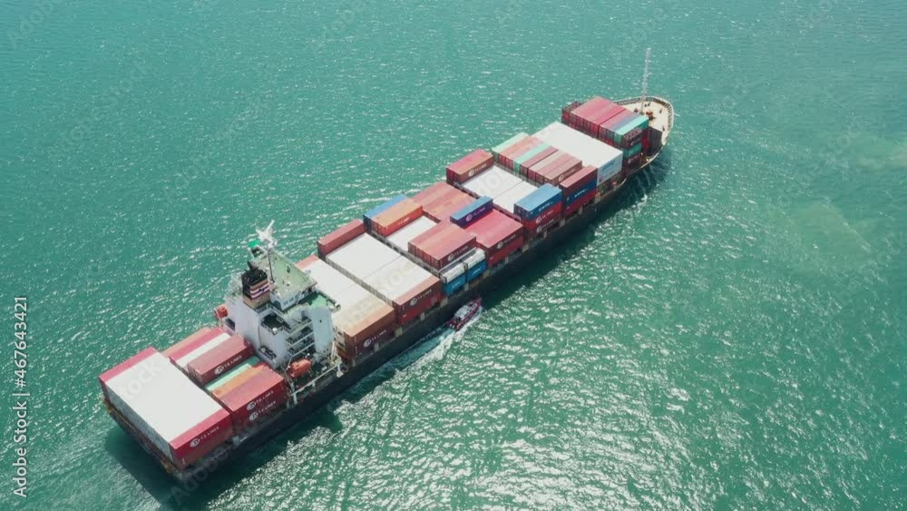 Vidéo Stock CHONBURI,THAILAND - MAY 8, 2021:The KMTC BANGKOK cargo ...