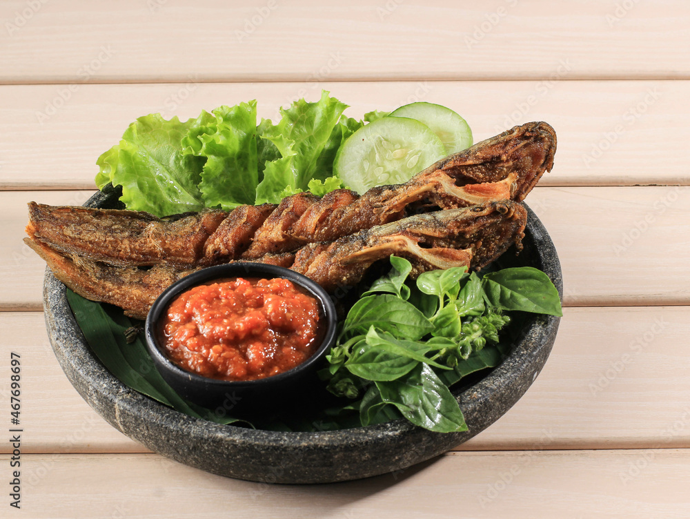 Foto de Lele Goreng or Fried Catfish is Traditional Indonesian Culinary ...