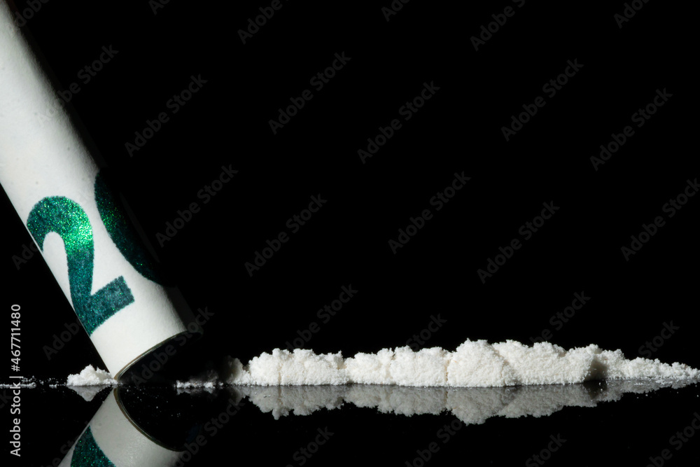 Man hands rolls banknote for using cocaine powder lines. Drug addiction ...