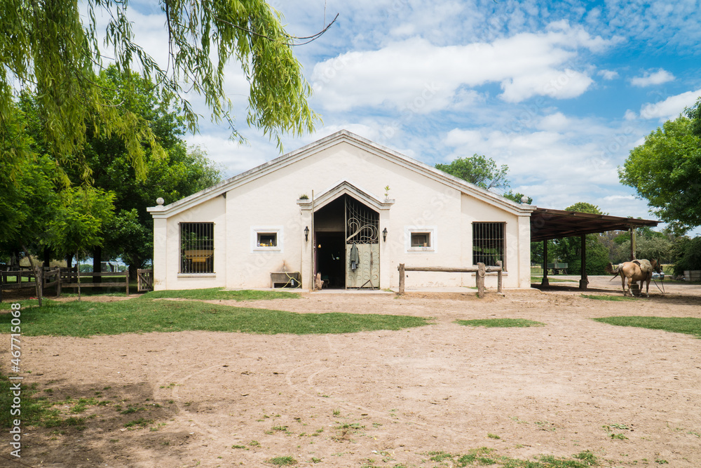 Hermoso establo antiguo y colonial para caballos en una estancia de ...