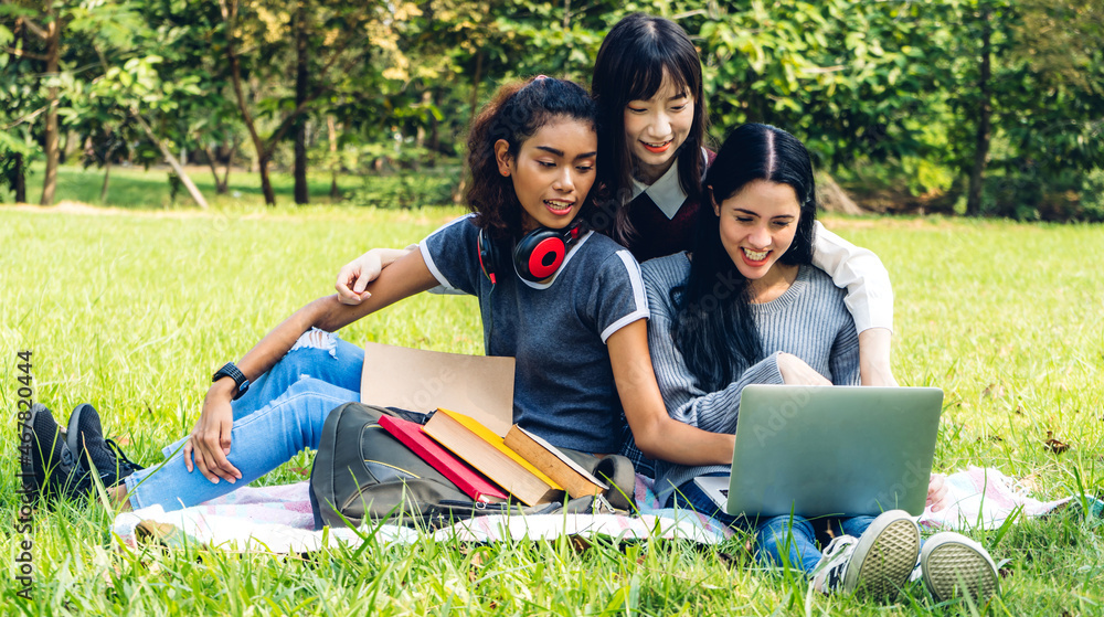Fotografia do Stock: Group of smiling international student or teenager ...