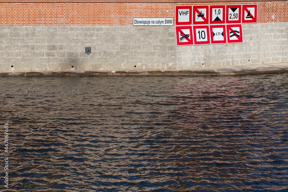 Inland navigation signs posted on the wall and river. foto de Stock ...