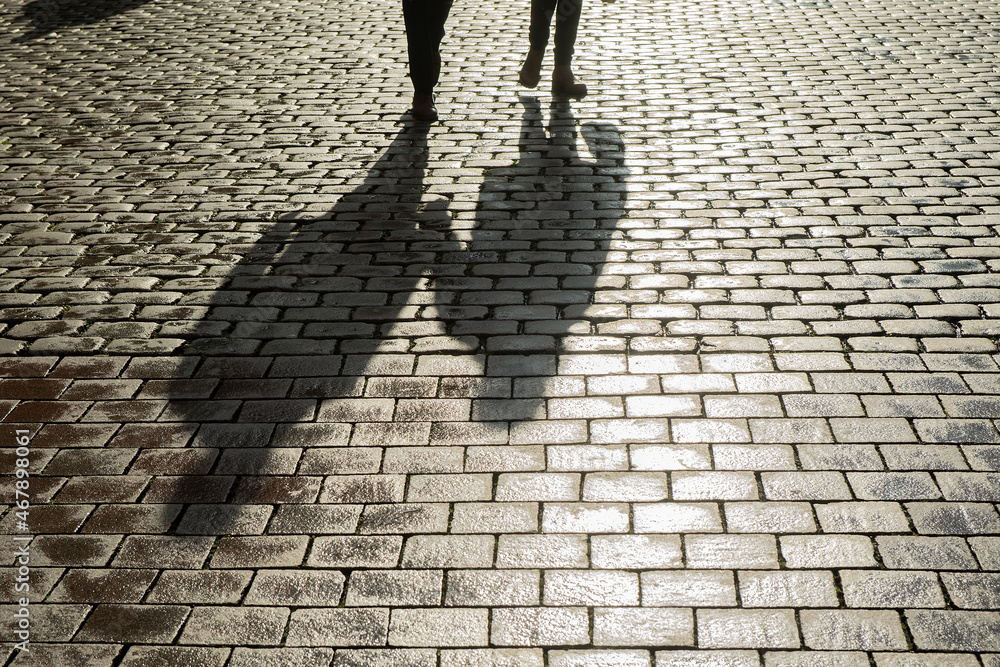 Schattenwurf zweier Menschen auf Pflasterstein Strasse, Münster ...