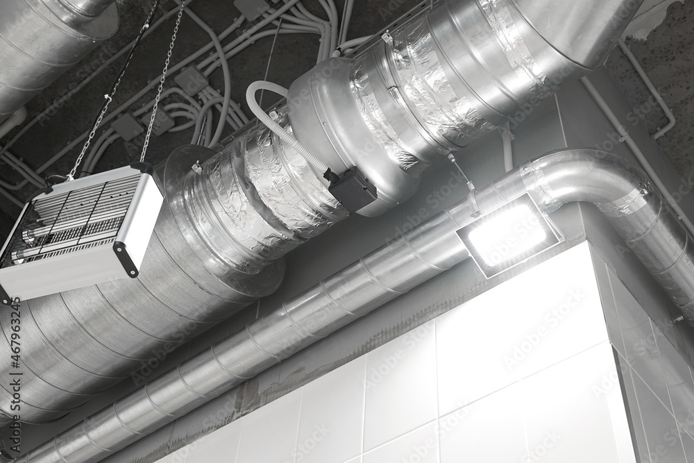 Foto de New installation of steel air conditioning duct pipes and ...