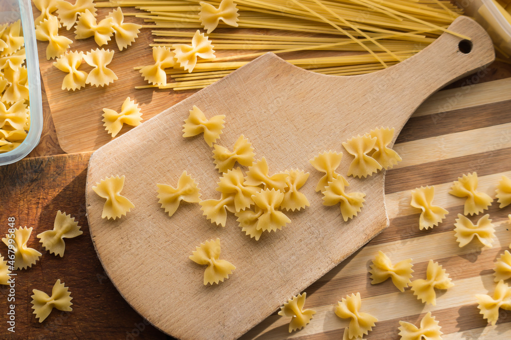 Foto de Different types of pasta Cellentani, Tortiglioni, Farfalle ...