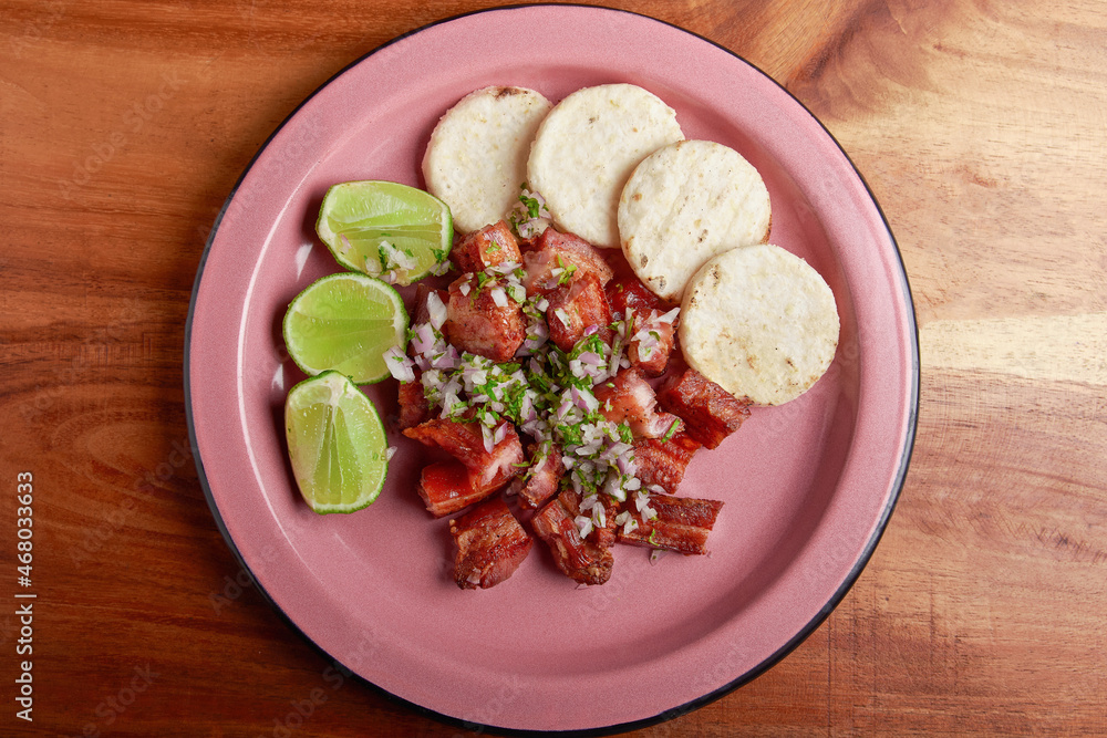 Ceviche de chicharrón, vista superior de un plato de ceviche de ...