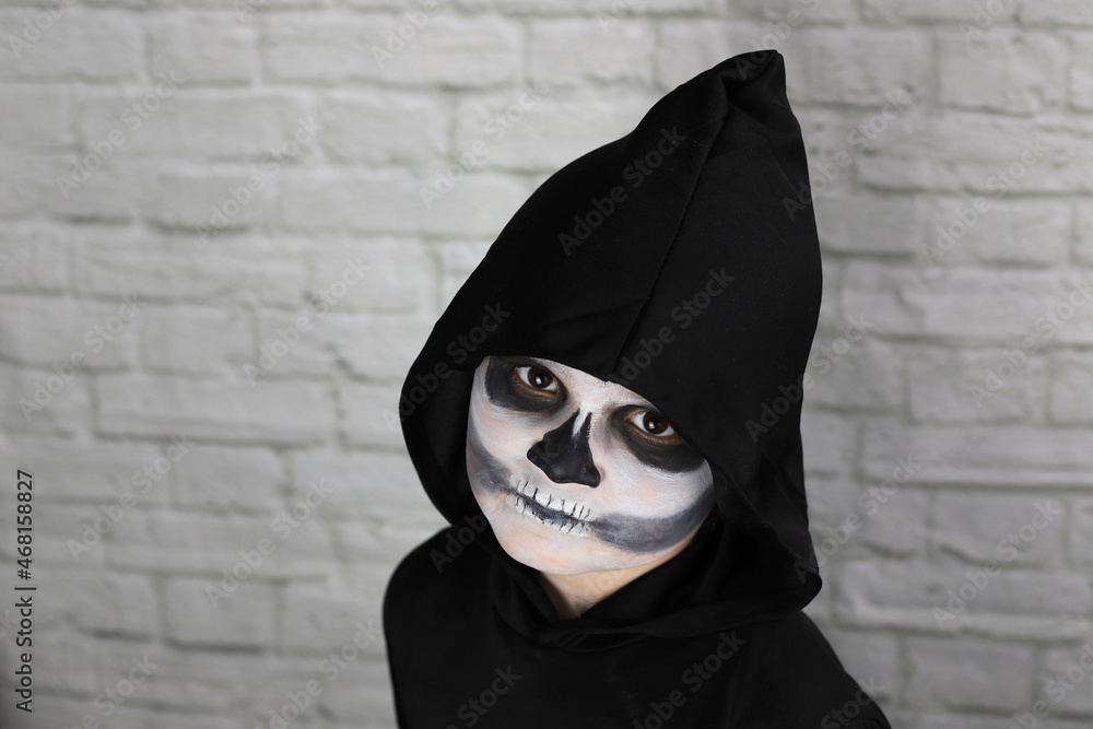 niño con disfraz de muerte, con capucha guadaña y maquillaje Stock ...