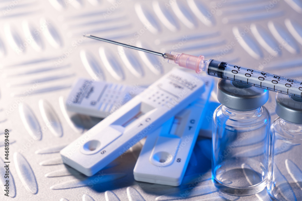 Testen und Impfen: Impfung und Corona-Schnelltest (Rapid Antigen Test ... Testen und Impfen: Impfung und Corona-Schnelltest (Rapid Antigen Test ...