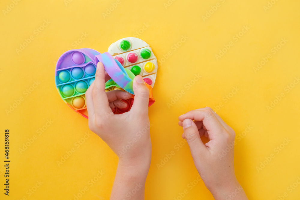 Foto de Children's hands take out the prepared chocolate with their own ...