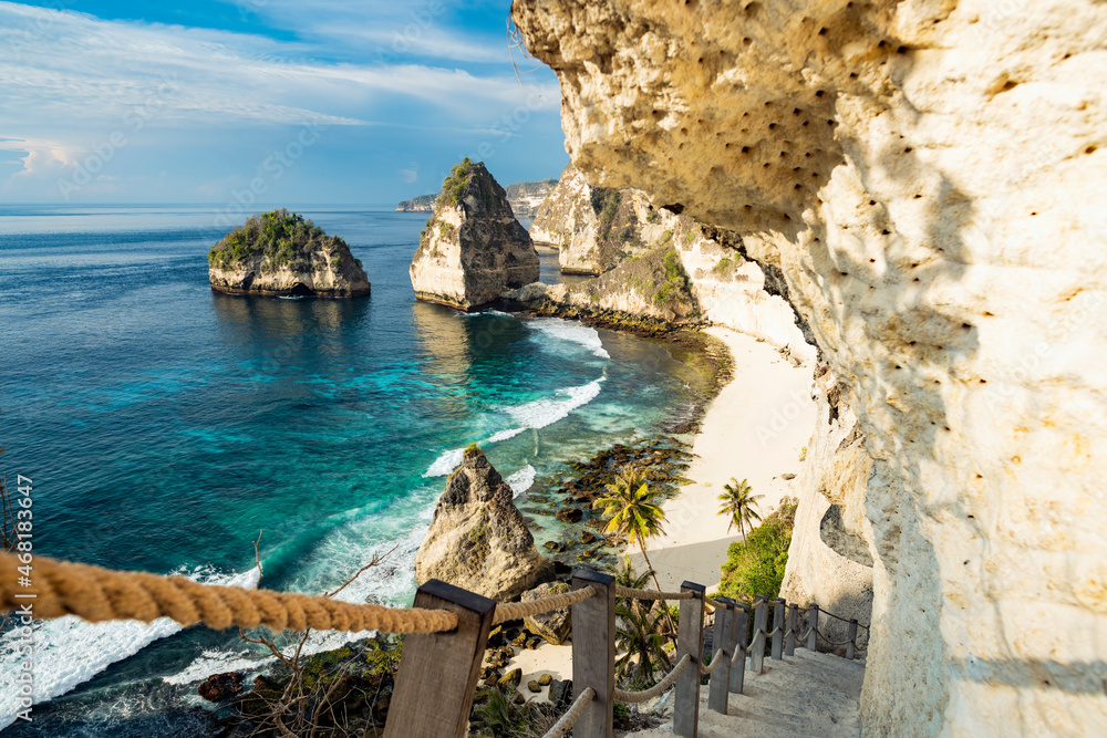 Stunning view of the Diamond Beach bathed by a turquoise sea. Diamond ...