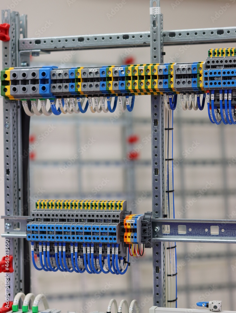 Multilevel electrical terminals for connecting loads in an electrical ...