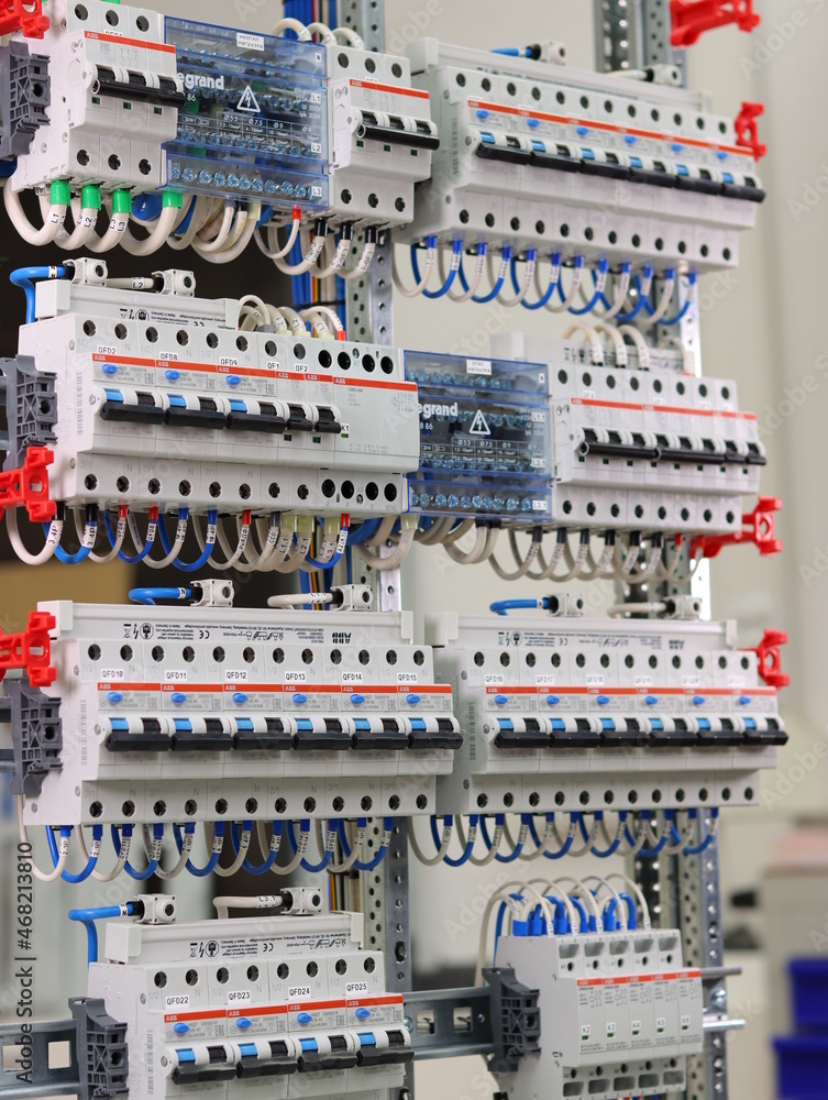 3-phase automatic current switches, bus connector wires in the ...