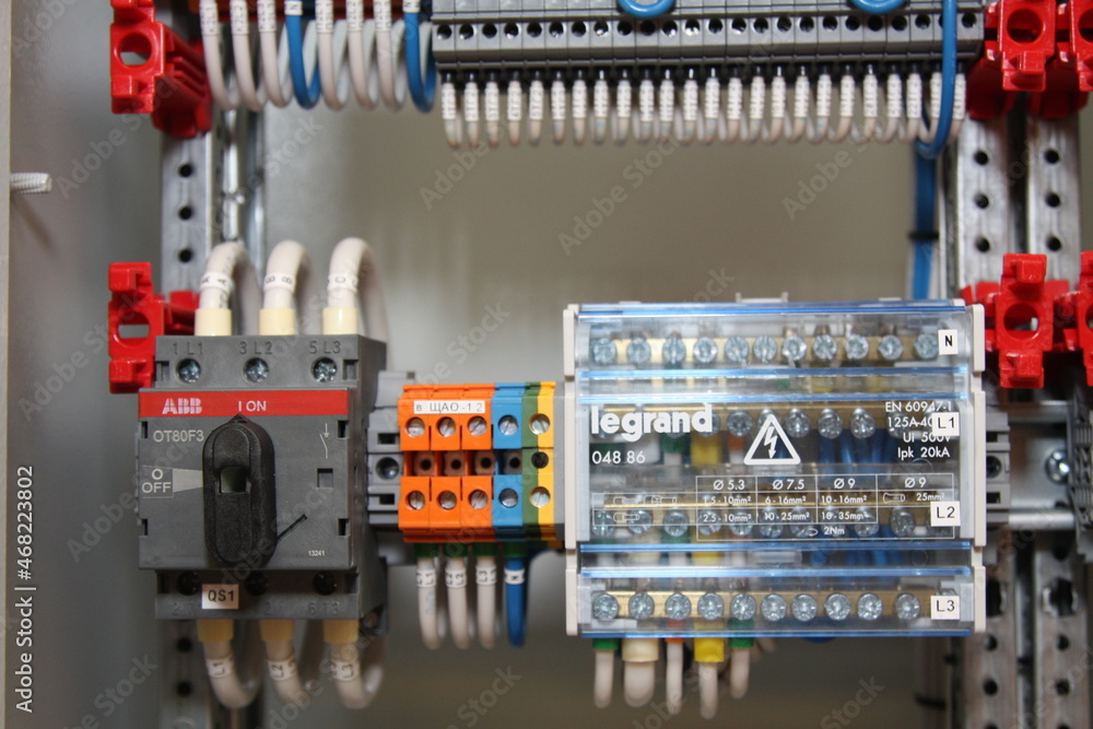 3-phase automatic current switches, bus connector wires in the ...