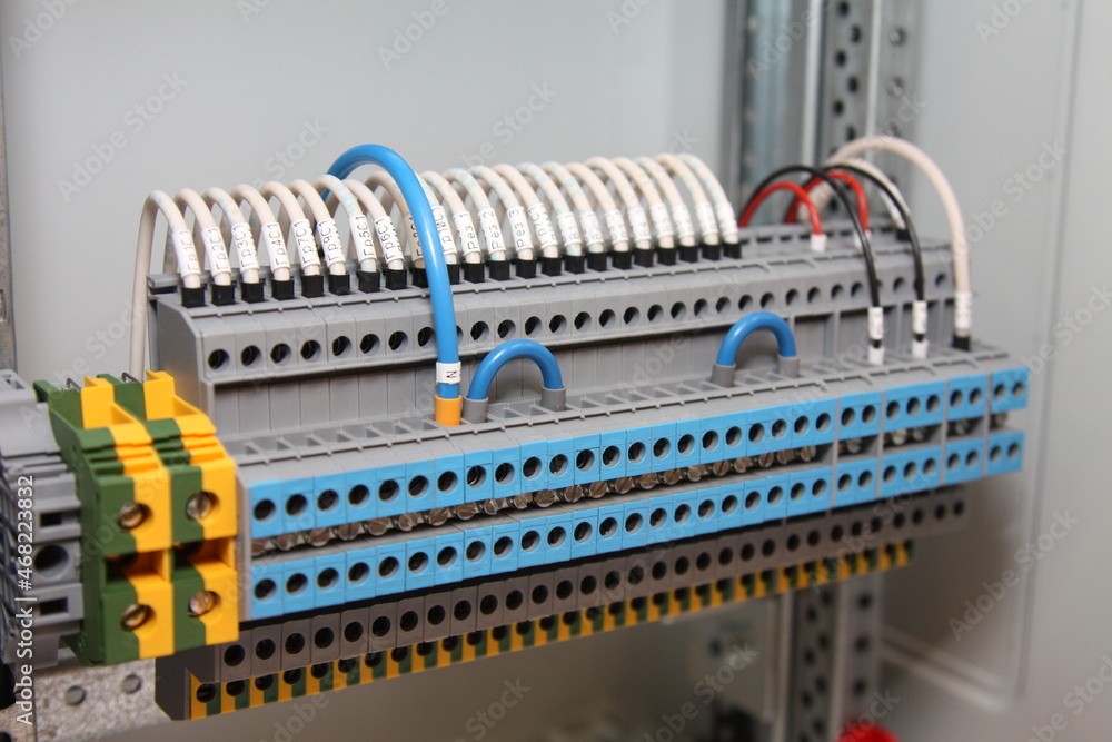 3-level electrical terminals for connecting loads in the electrical ...