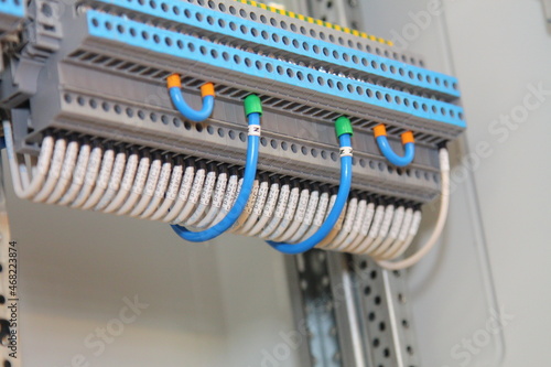 3-level electrical terminals for connecting loads in the electrical ...