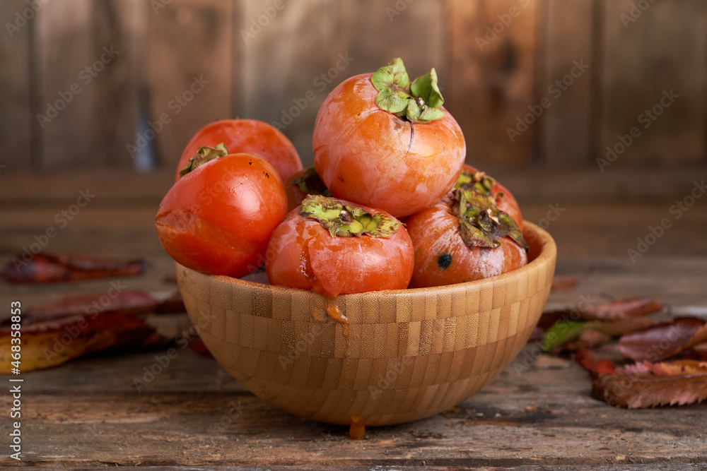 Foto de Bandeja de fruta de otoño. Los caquis con su bonito color ...