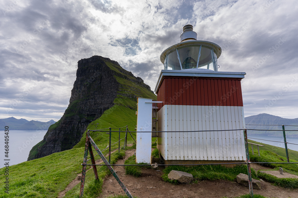 Foto de Beautiful aerial view of the Kallur Lighthouse in the Faroe ...