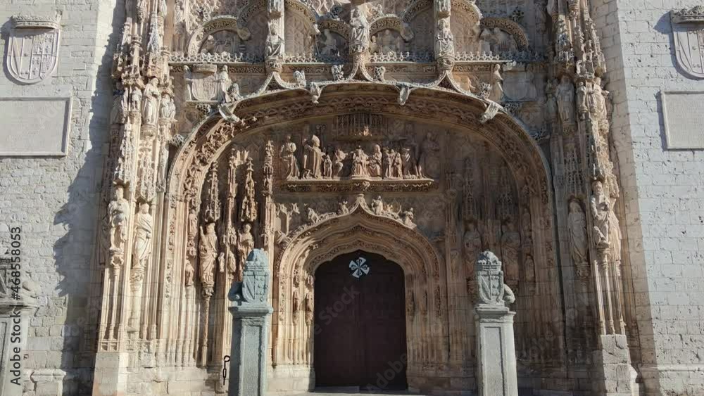 Majestuosa fachada de estilo gótico isabelino de la iglesia de San ...
