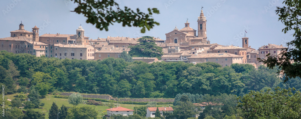 Corinaldo, Ancona. Panorama estivo del borgo nel contesto rurale con il ...