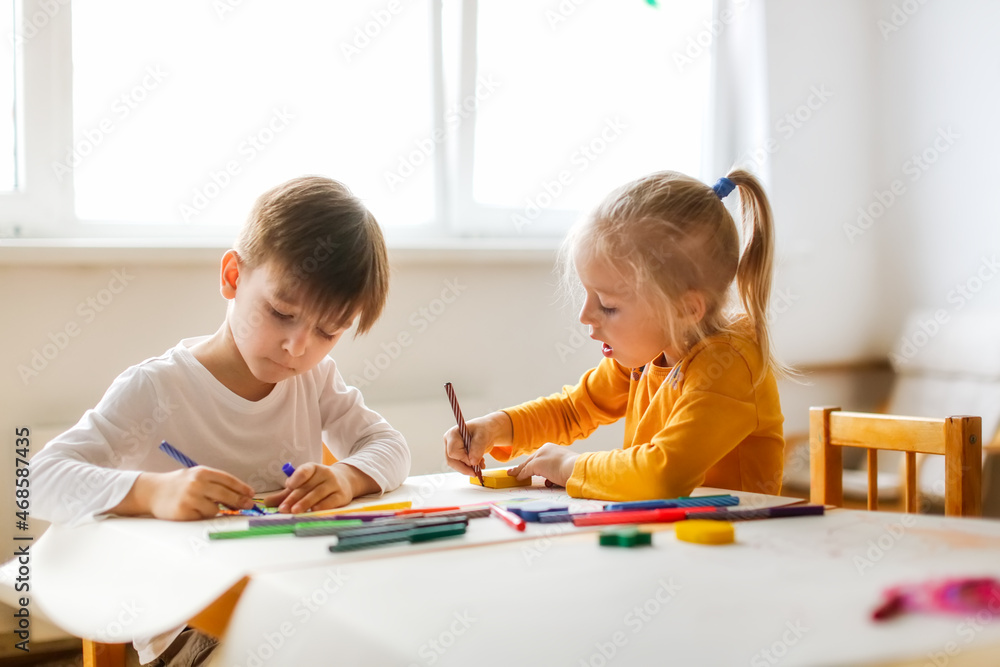 Foto Stock Funny kids Toddlers draw together with felt-tip pens on ...