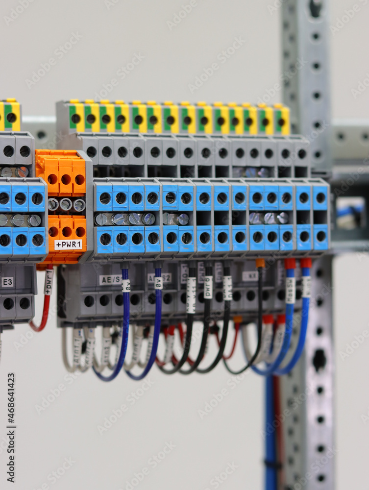 3-level electrical terminals for connecting loads in the electrical ...