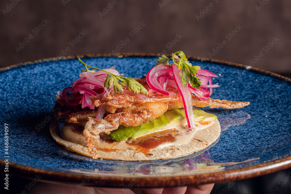 Taco de jaiba desnuda del pacífico con aguacate y cebolla morada ...