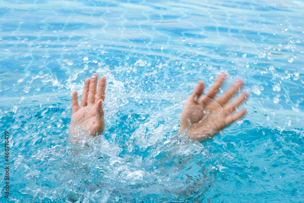 The man's hand drowned, he lifted his hand and asked for help from ...