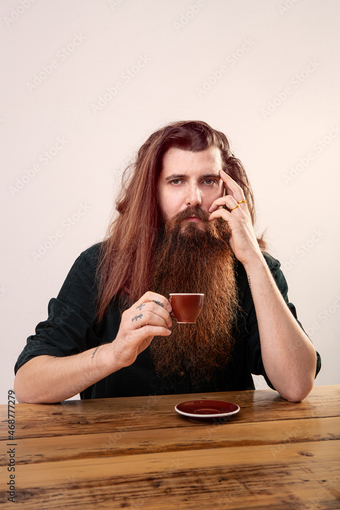 barbone, barba, barba lunga, stress, nervoso, pensieroso, urlo, caffè ...