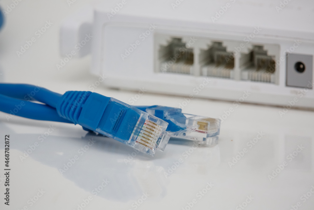 Cabo azul de rede RJ com conector na ponta para modem. Stock Photo ...