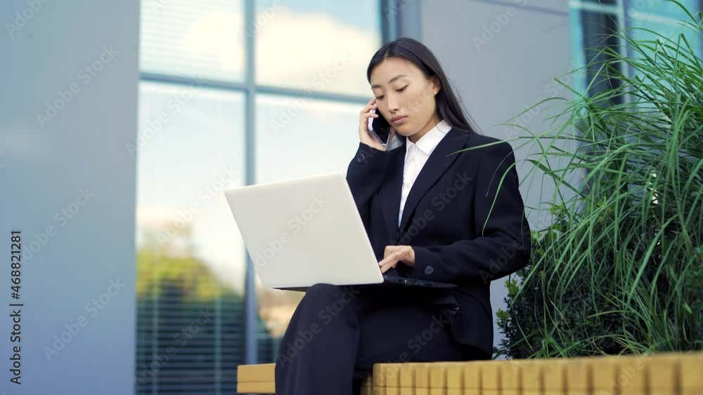 Vidéo Stock young employee business man, freelancer sitting on bench ...