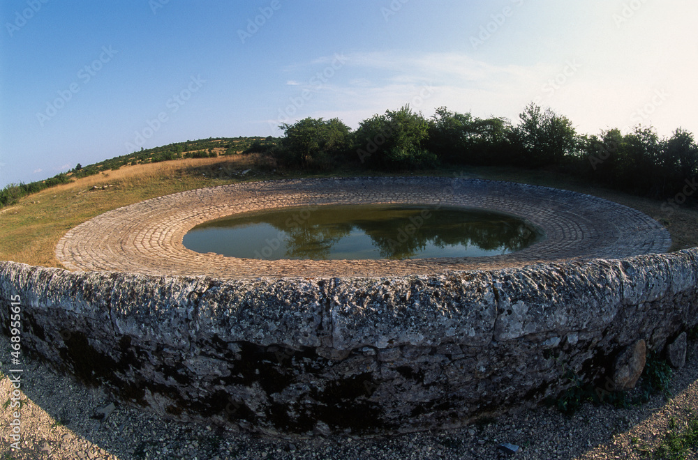 Lavogne à brebis, Plateau du Larzac, Parc naturel régional des Grands ...