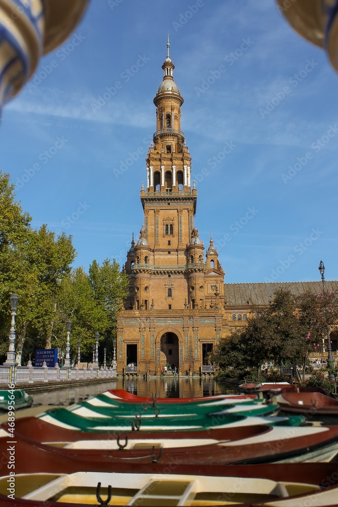torreta de la plaza de España de Sevilla que guarda las barcas del rio ...