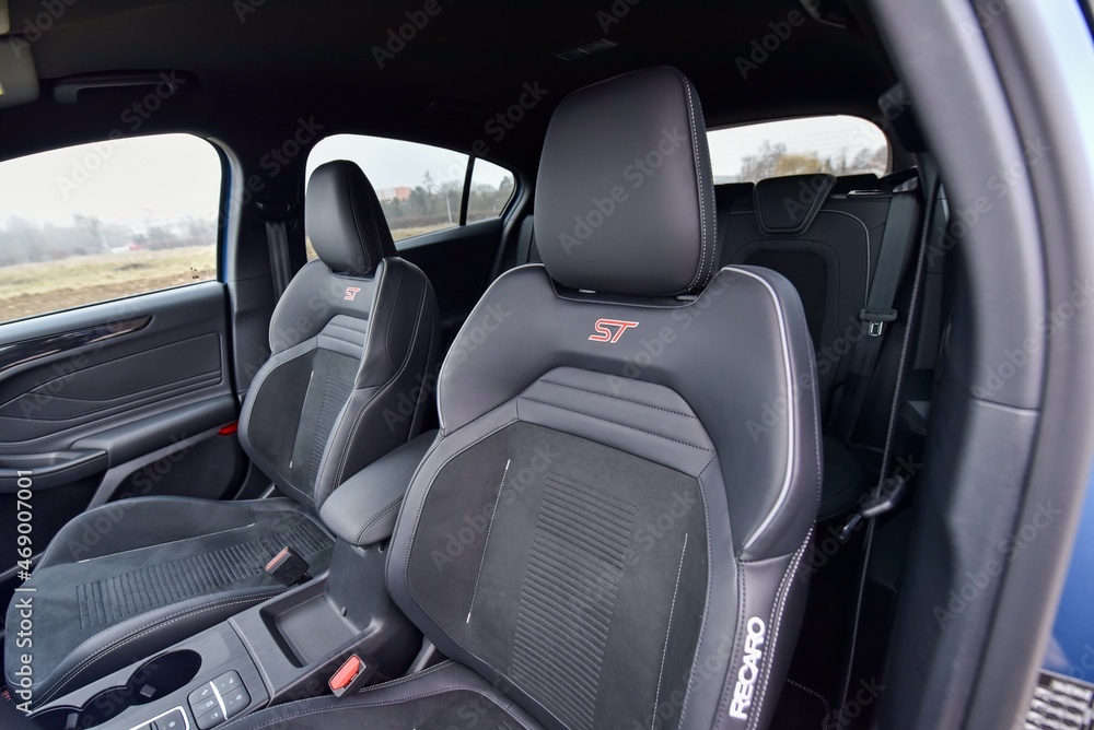 Ford Focus ST 206 kW. Cabin interior - front anatomical seats Recaro ...