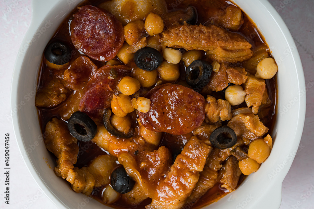 Foto de ox tripe in tomato sauce with chick peas and olives also known ...