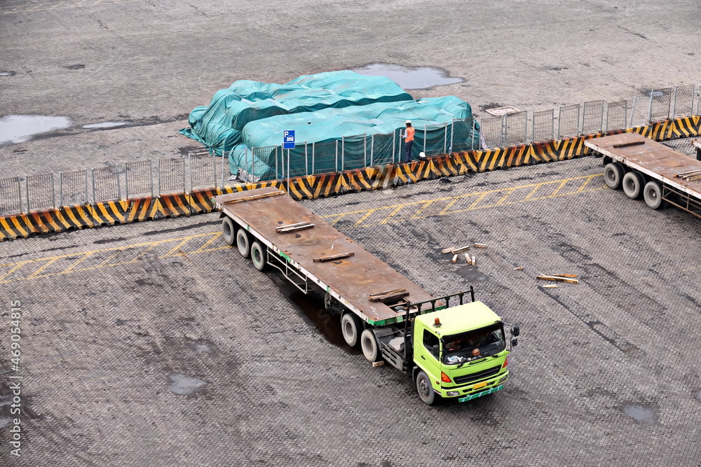 Cargo terminal for unloading steel plates from bulk carrier by ships ...