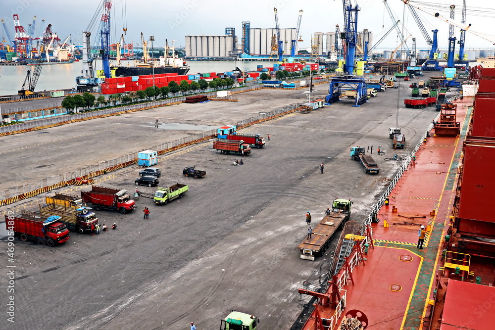 Cargo terminal for unloading steel plates from bulk carrier by ships ...