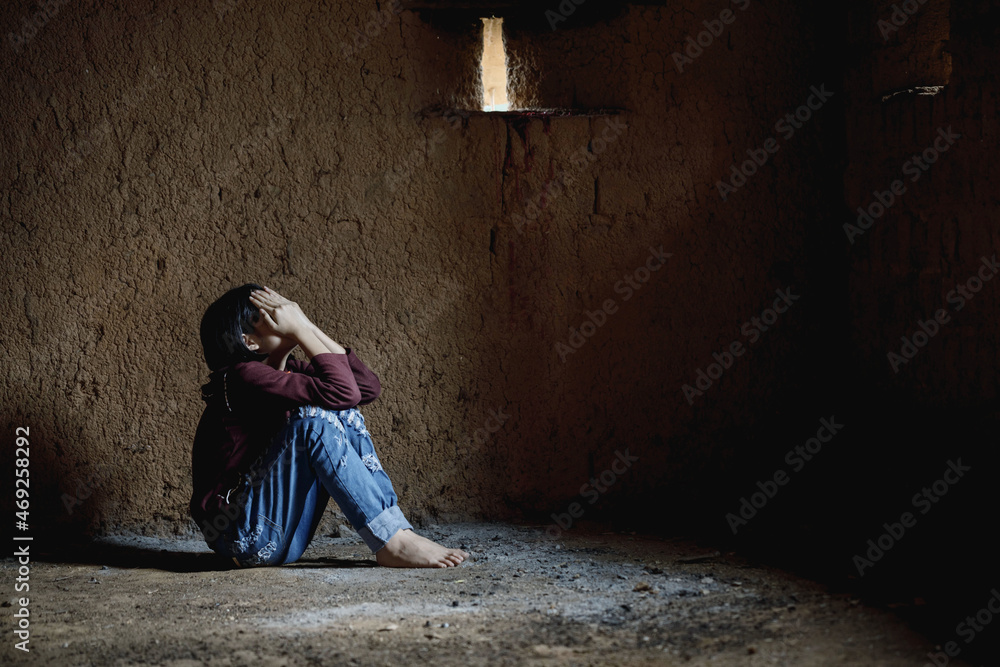Poster Sad and depressed little girl sitting in an old empty room ...